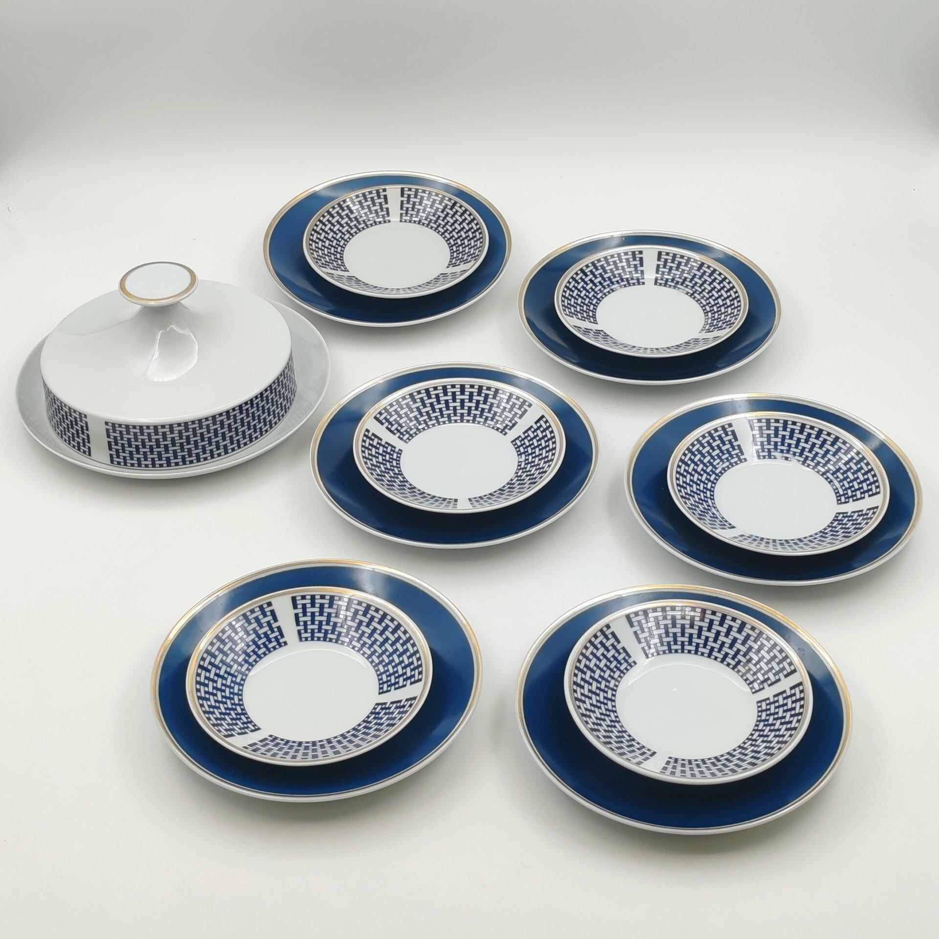 Набор из масленки, шести блюдец и шести розеток с геометрическим декором, фарфор