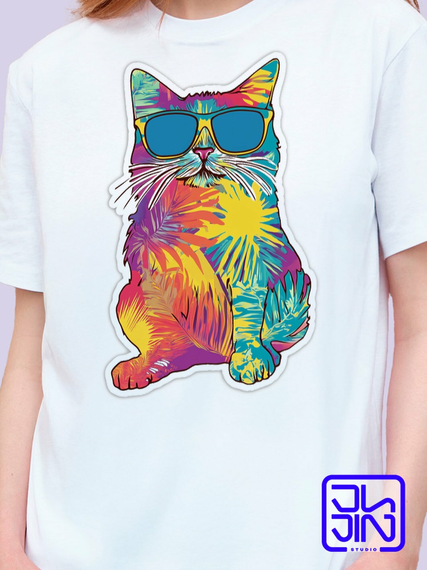 Футболка классическая женская с авторским принтом Кошка радужная, разноцветная в крутых синих очках молодежные граффити, белый хлопковый трикотаж с прикольным рисунком на груди