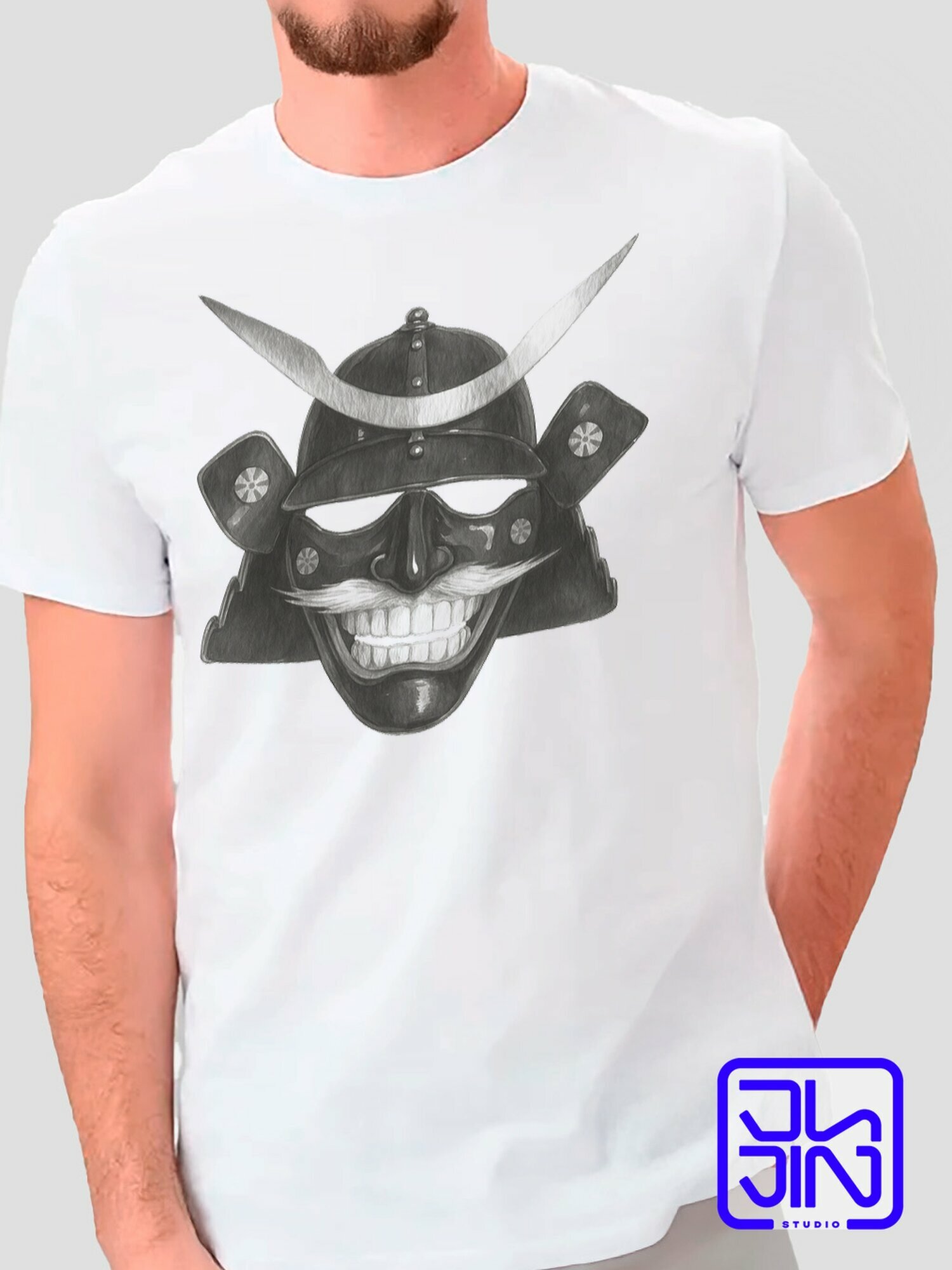 Футболка классическая мужская с авторским принтом Агрессивный черно-белый самурай в выразительной черной маске и шлеме, белый хлопковый трикотаж с прикольным рисунком на груди