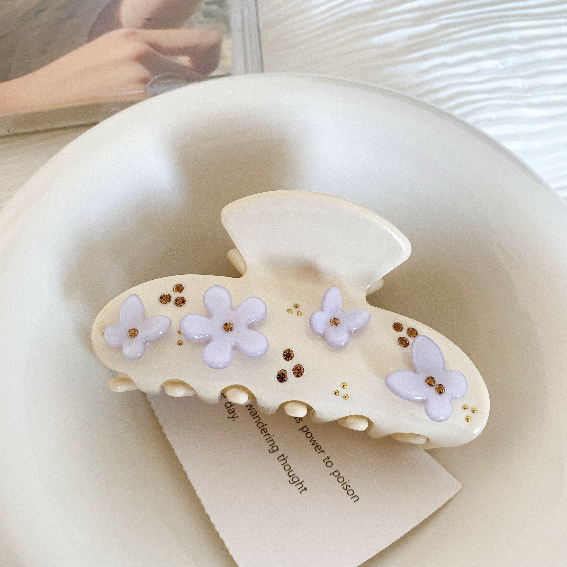 Заколка для волос "Акула", бежевая, со стразами