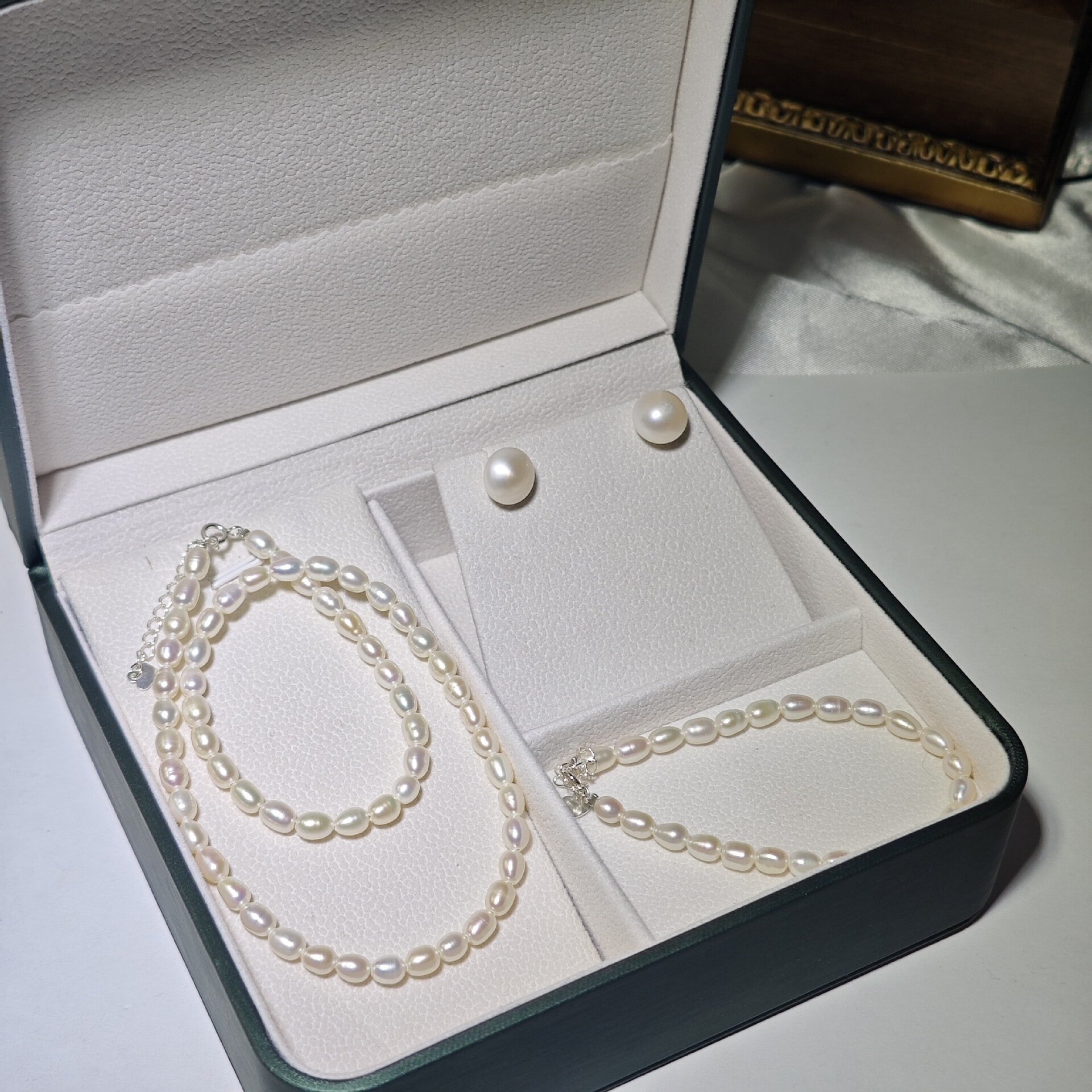 Подарочная коробка для ювелирных изделий None, искусственная кожа, 140х130х56 мм