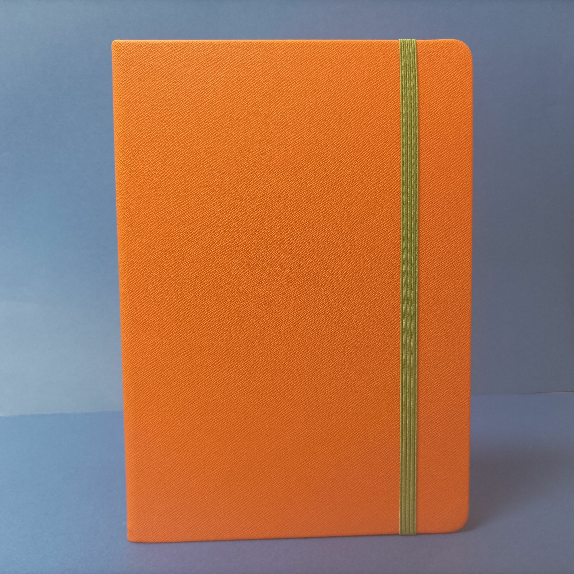 Ежедневник "Contrast.Orange" недатированный А5, 136л, оранжевый , салатовый срез, на резинке, закладки-ляссе