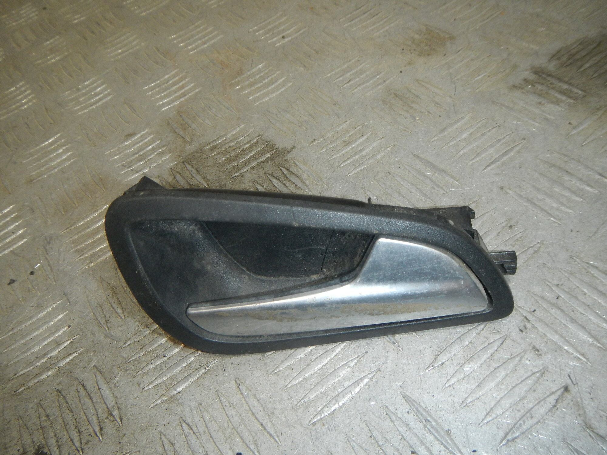 Б/У Ручка двери внутренняя правая, Ford (Форд)-FOCUS 3 (11-19) FORD FOCUS 3 (11-19) Следы от скотча. 524566 FORD арт. AM...