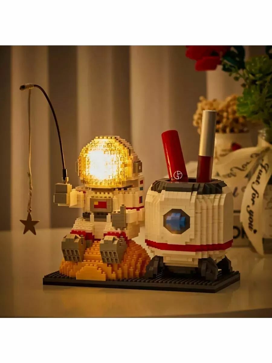 Конструктор Космонавт с органайзером и c подсветкой 1588 деталей / 3д конструктор/ Подарок для детей