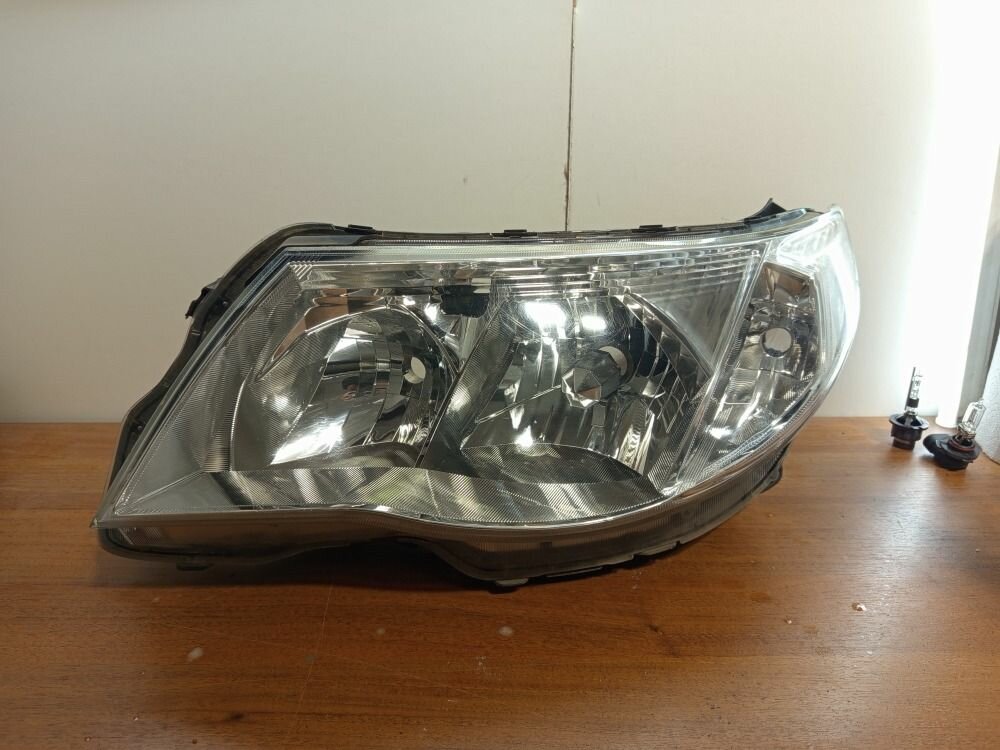 Стекло левой фары Subaru Forester SH (2007—2011) 84001-SC133