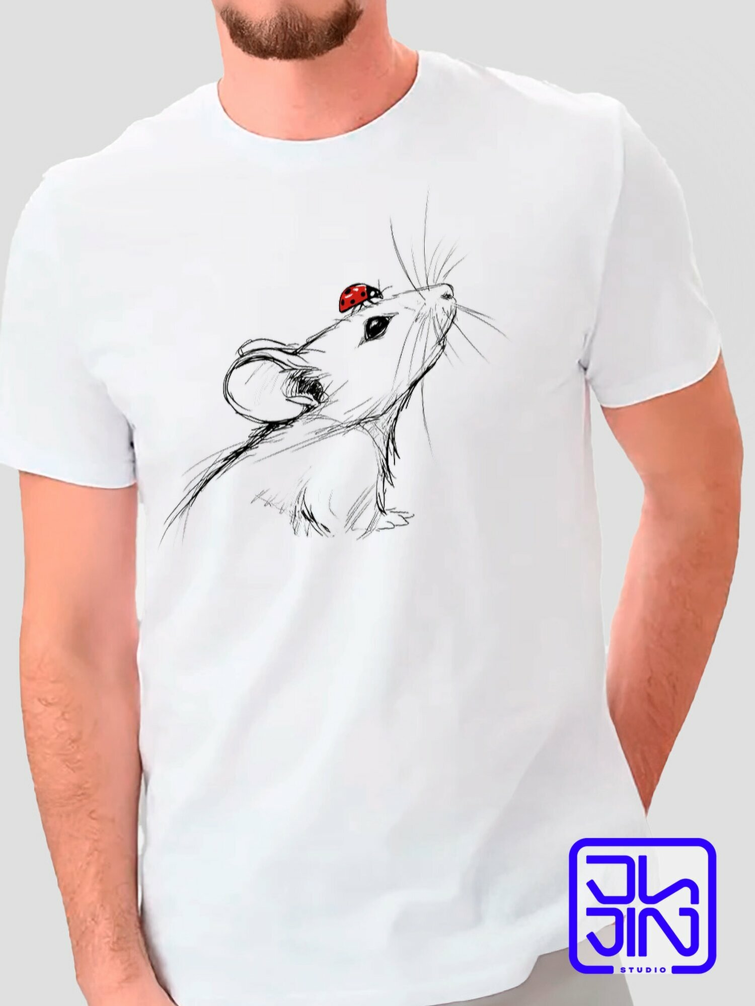 Футболка классическая мужская с авторским принтом Минималистичная черно-белая мышь и красная божья коровка в белой природе, белый хлопковый трикотаж с прикольным рисунком на груди