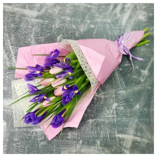 Весенний букет из ирисов и тюльпанов