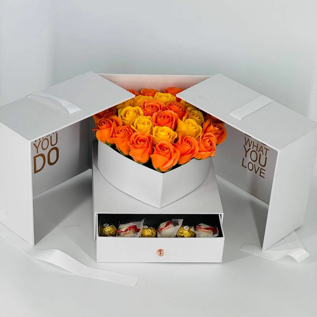 Мыльные розы , Раффаэлло (Raffaello) и Ферреро Роше (Ferrero Rocher) , букет роз из мыла. Ларец с цветами