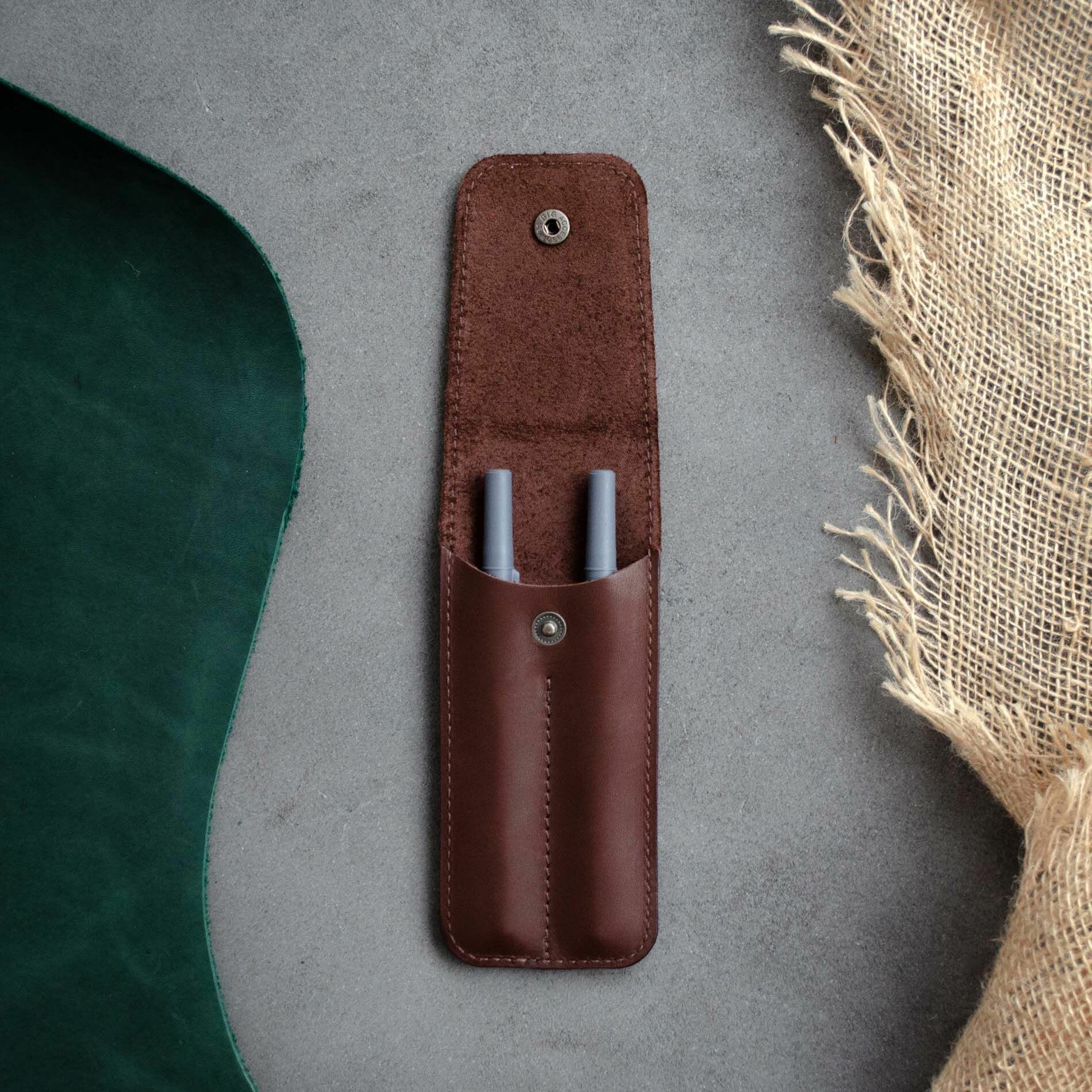 Пенал кожаный для двух ручек или карандашей, на кнопке. Коричневый. Два отделения. Натуральная кожа
