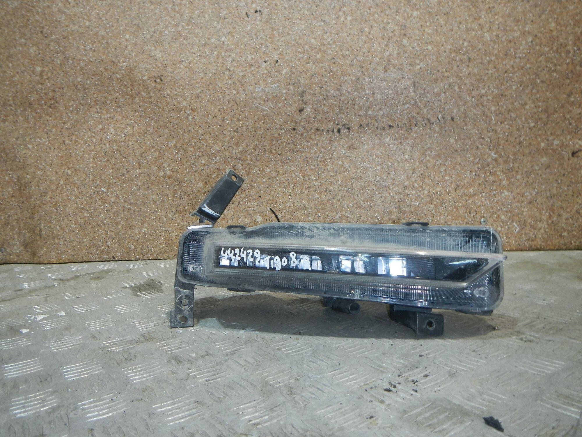 Б/У Фара противотуманная правая, Chery (Чери)-TIGGO 8 PRO (20-) Chery TIGGO 8 PRO (20-) Царапины, сломано 2 крепления. 4...