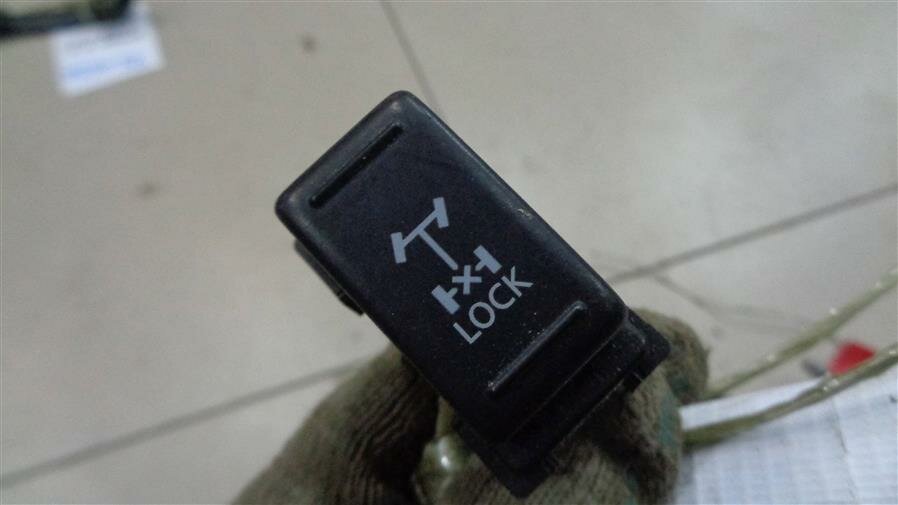 Кнопка блокировки дифференциала от Nissan Navara D40 2004-2015