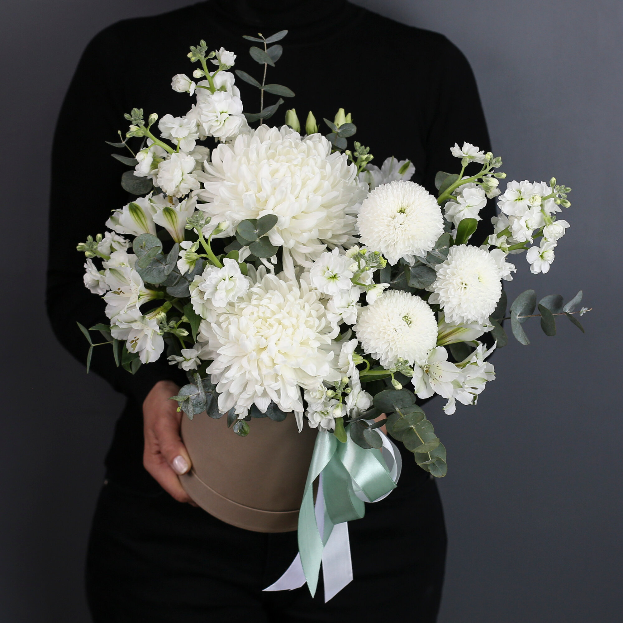 Коробка из хризантем, альстромерий и маттиолы «Снежная сказка»