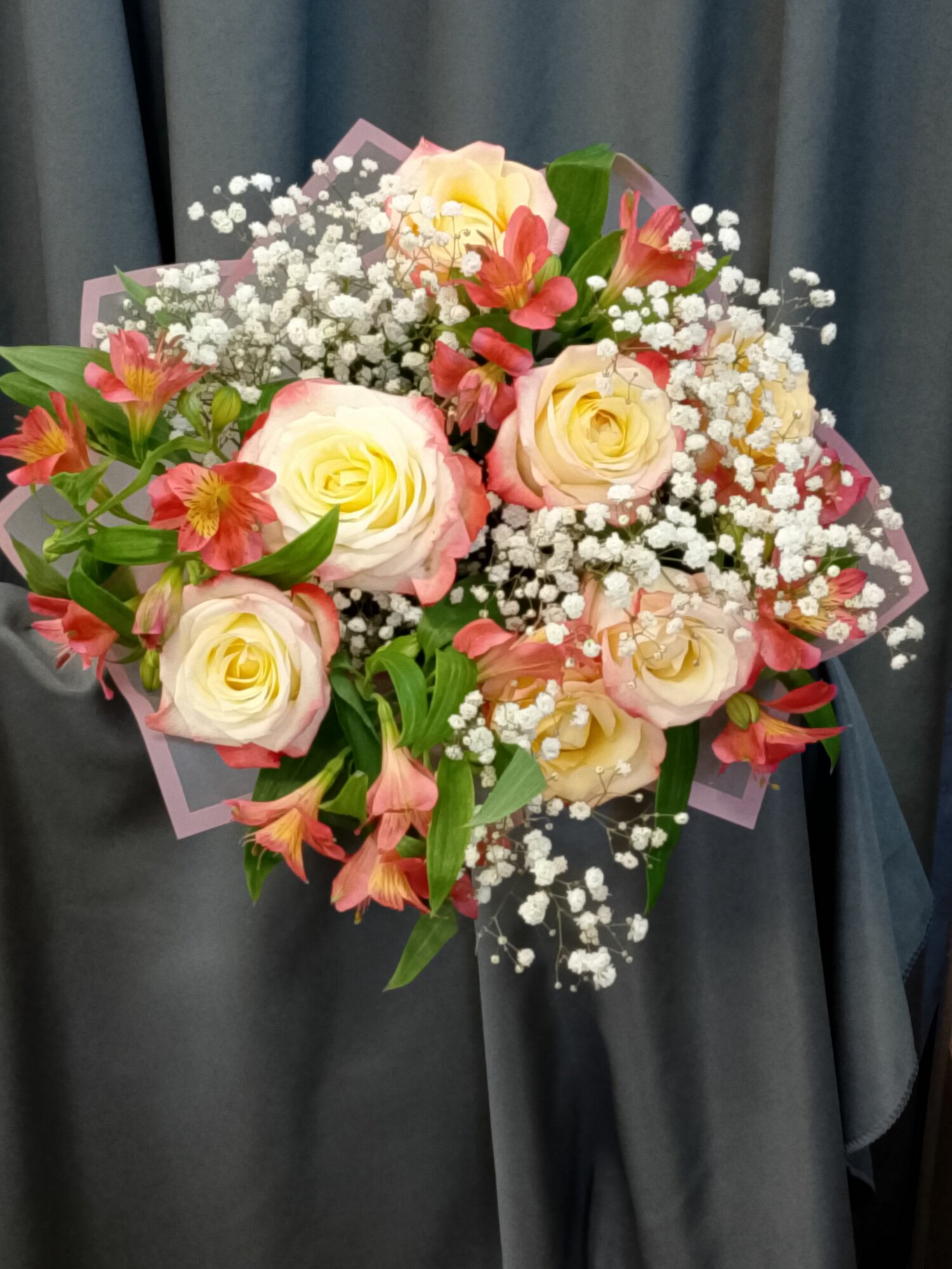 Букет живые цветы "Aurora Cabaret" из Эквадорских Роз Cabaret, Альстромерии и Гипсофилы