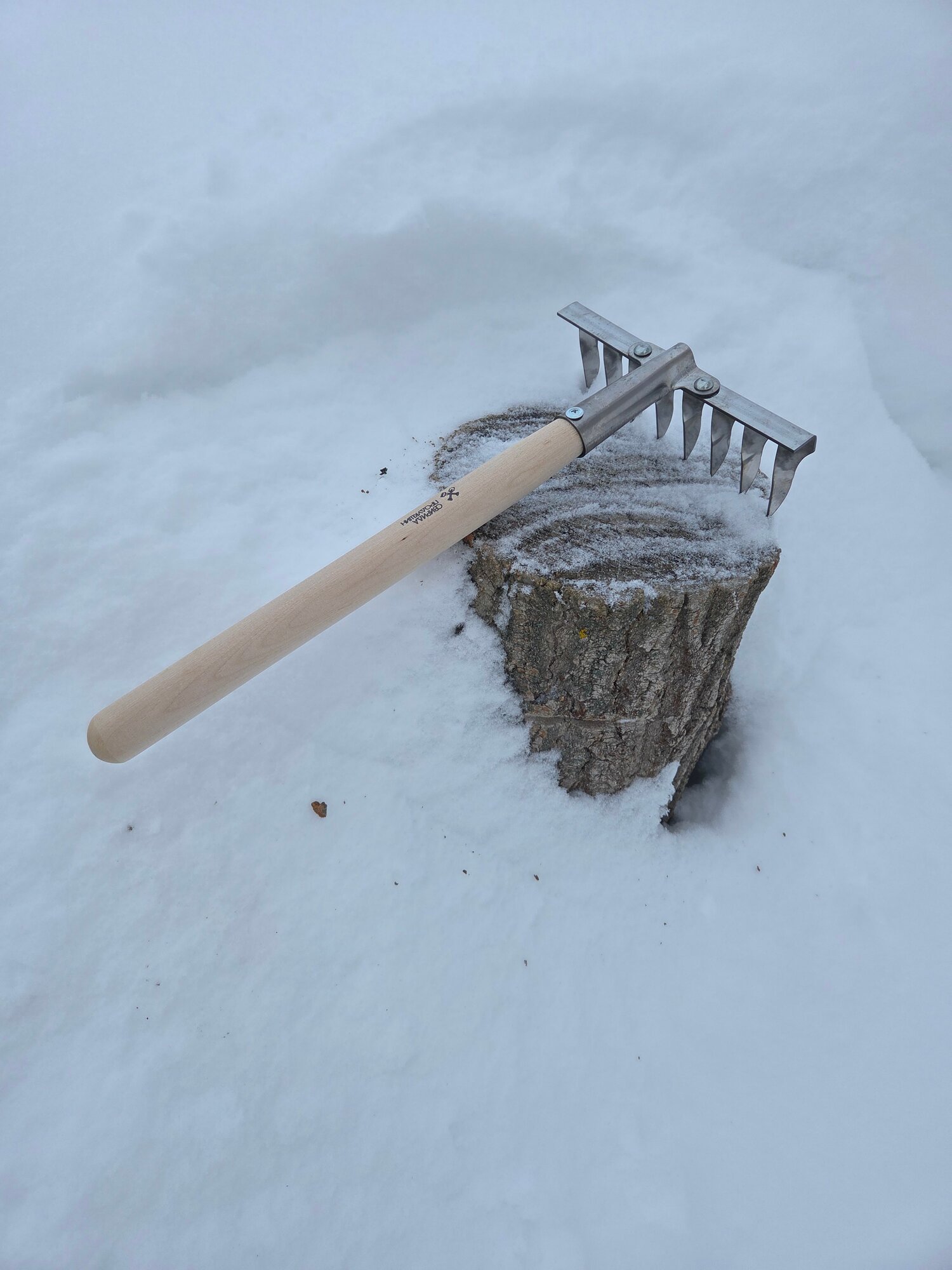 Грабли ГВ-8 из нержавеющей стали клепанные с 8 витыми зубьями и коротким деревянным черенком