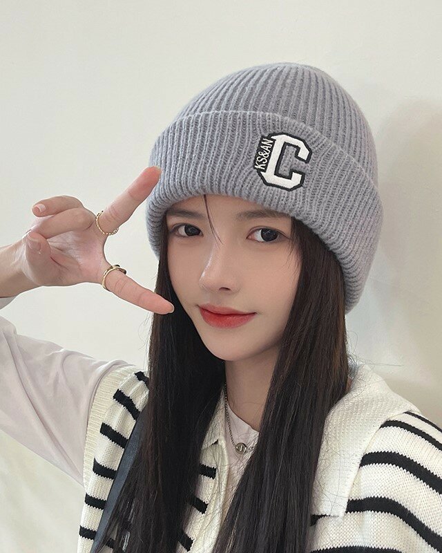 Шапка-бини Шапка женская бини с буквой С осенняя зимняя цвет серый для женщин