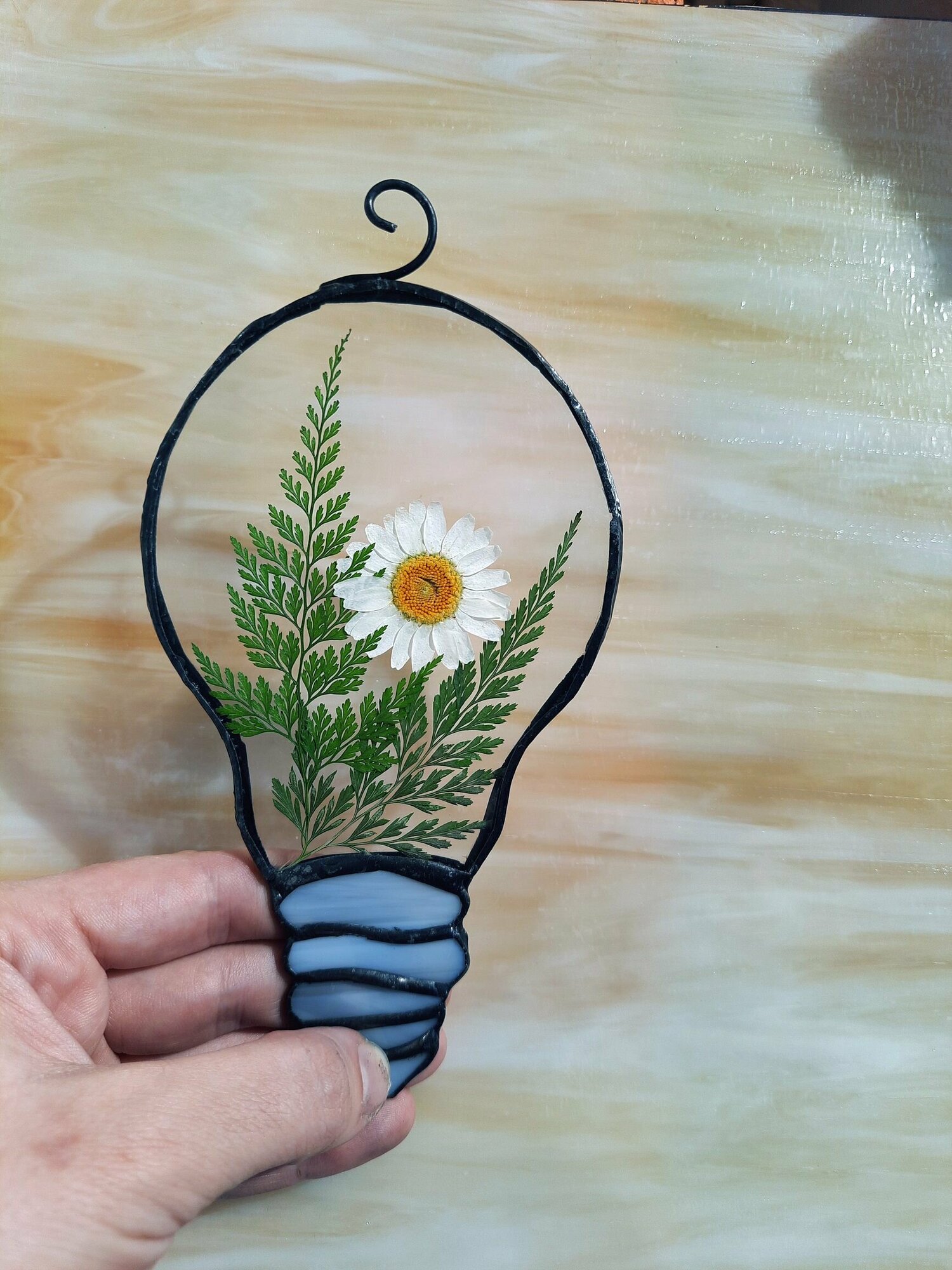 Украшение интерьерное. Витражная подвеска с цветами. Гербарий из ромашки.