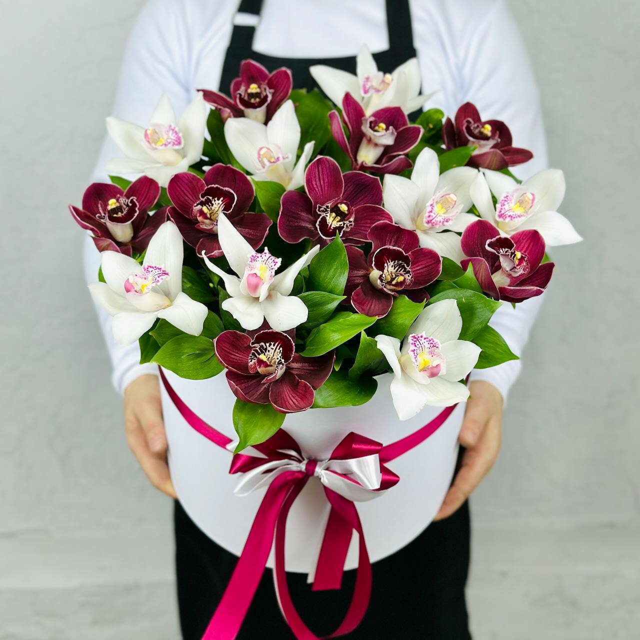 Коробка Rybe-Flowers "Орхидеи" , 35см, 17 цветов, оформление в коробке