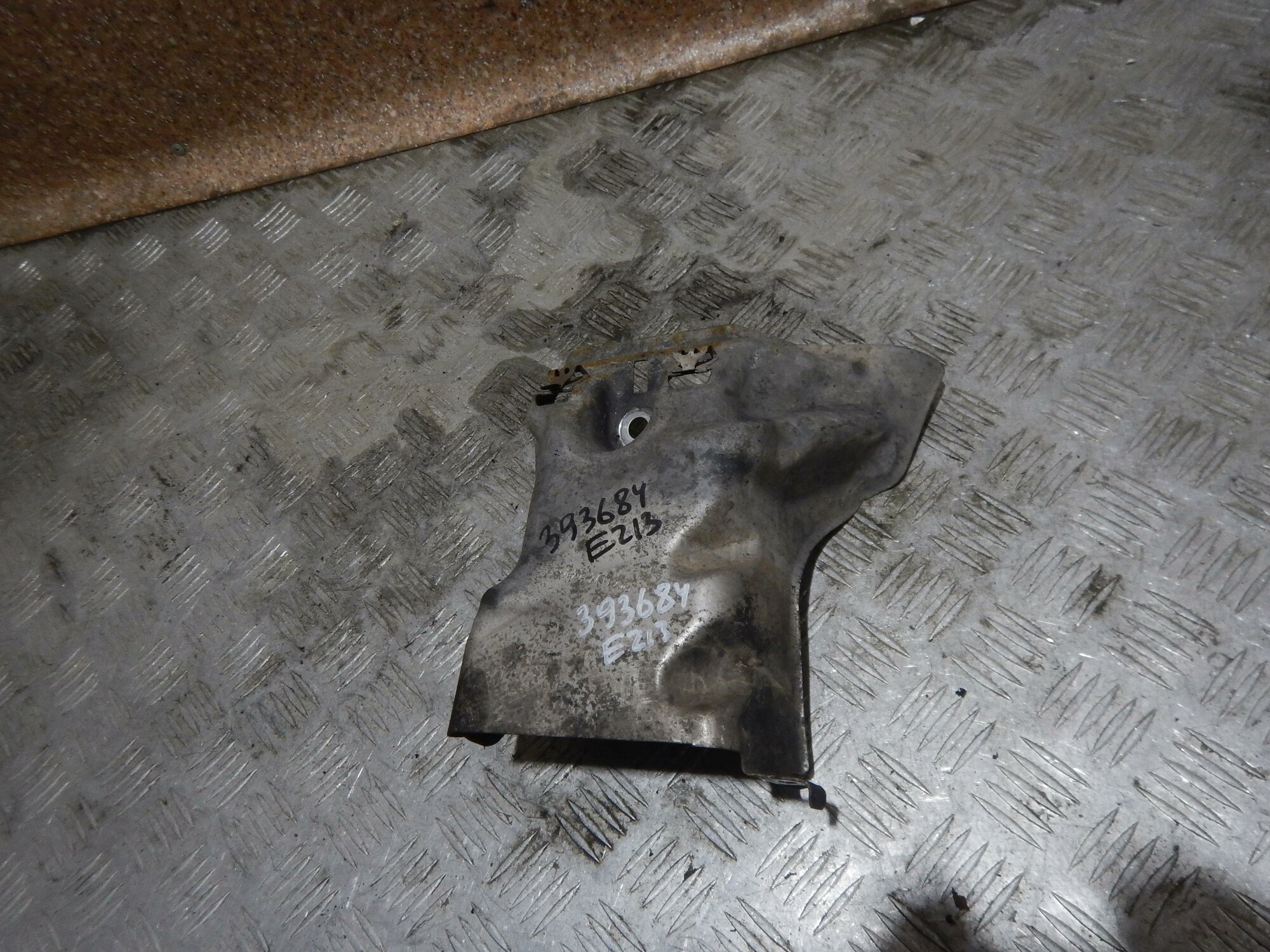 Б/У Экран тепловой, Merсedes-Benz (Мерседес)-MERCEDES (W213) E-KLASSE (16-) MERCEDES (W213) E-KLASSE (16-) В копоти. 393...