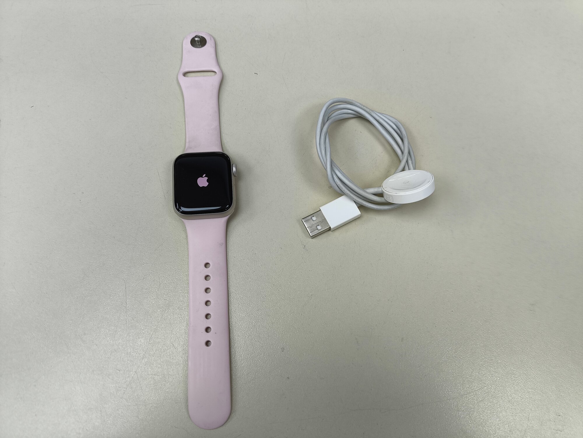 Смарт-часы Apple Watch SE 2022 (2GEN) 40mm Starlight Aluminum Case with Starlight Sport Band (Серебристый) БУ уценка