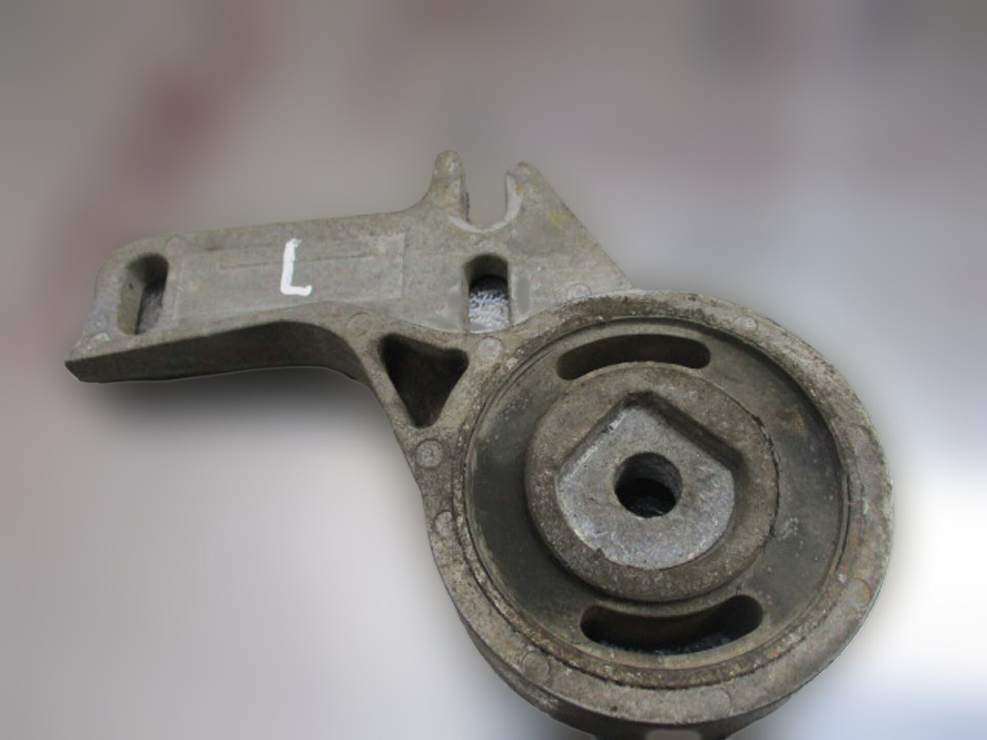 Кронштейн радиатора левый Scania P, R, G