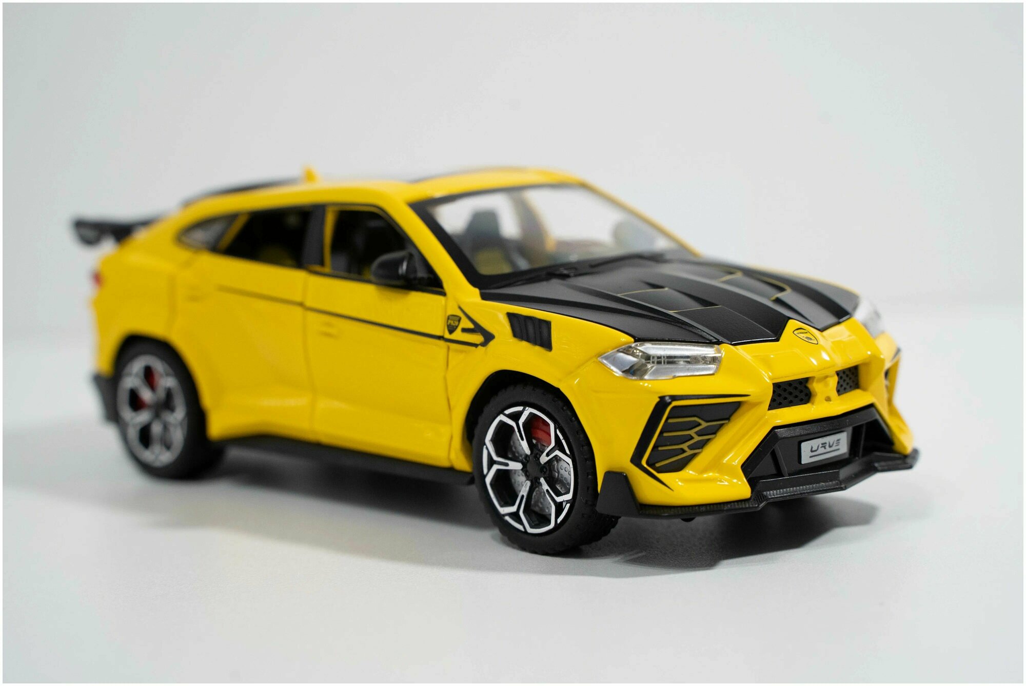 Машинка металлическая Lamborghini Urus 1:24 с дымом ( имитация выхлопа )