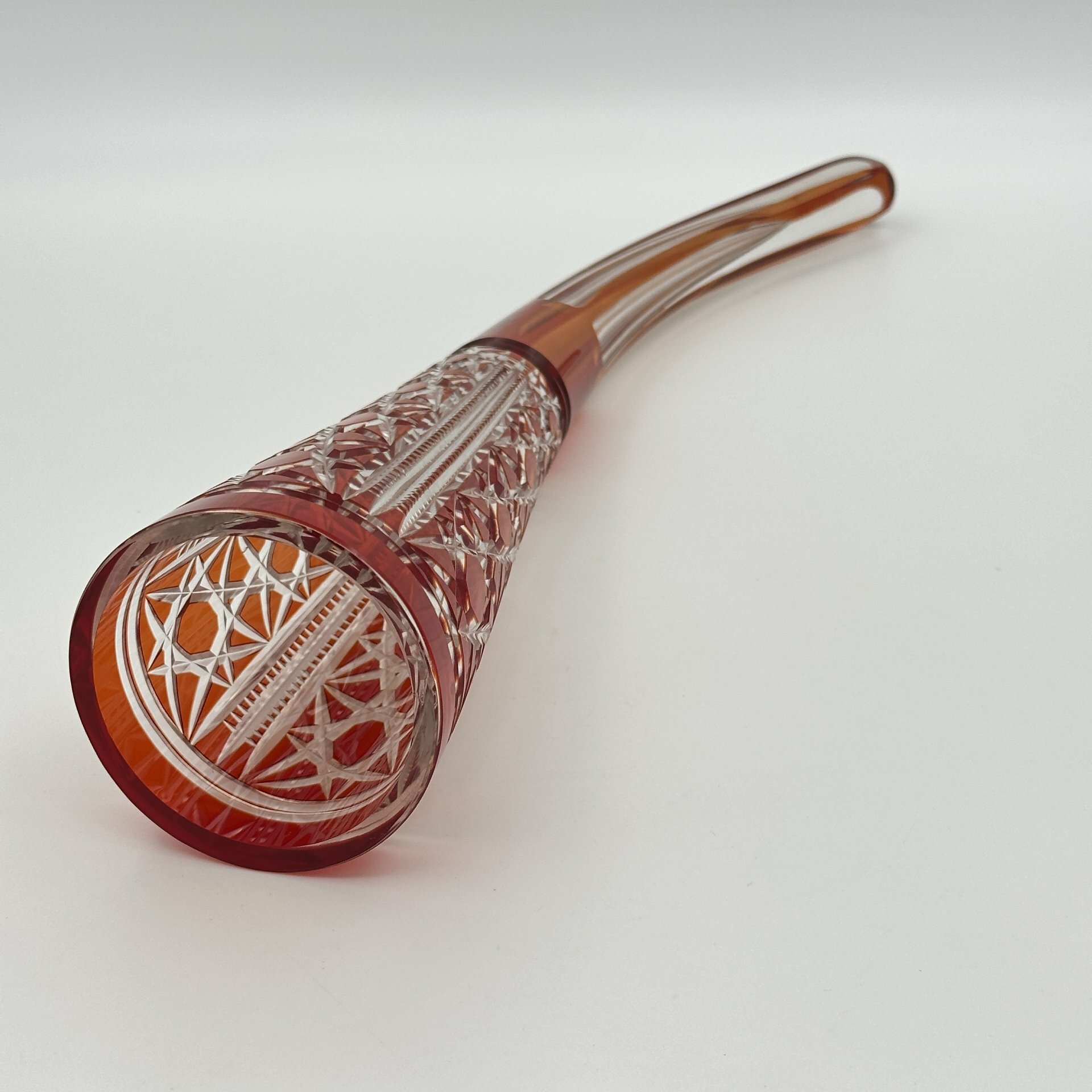 Кубок для вина ("Рог изобилия"), украшенный рельефным резным декором, хрусталь