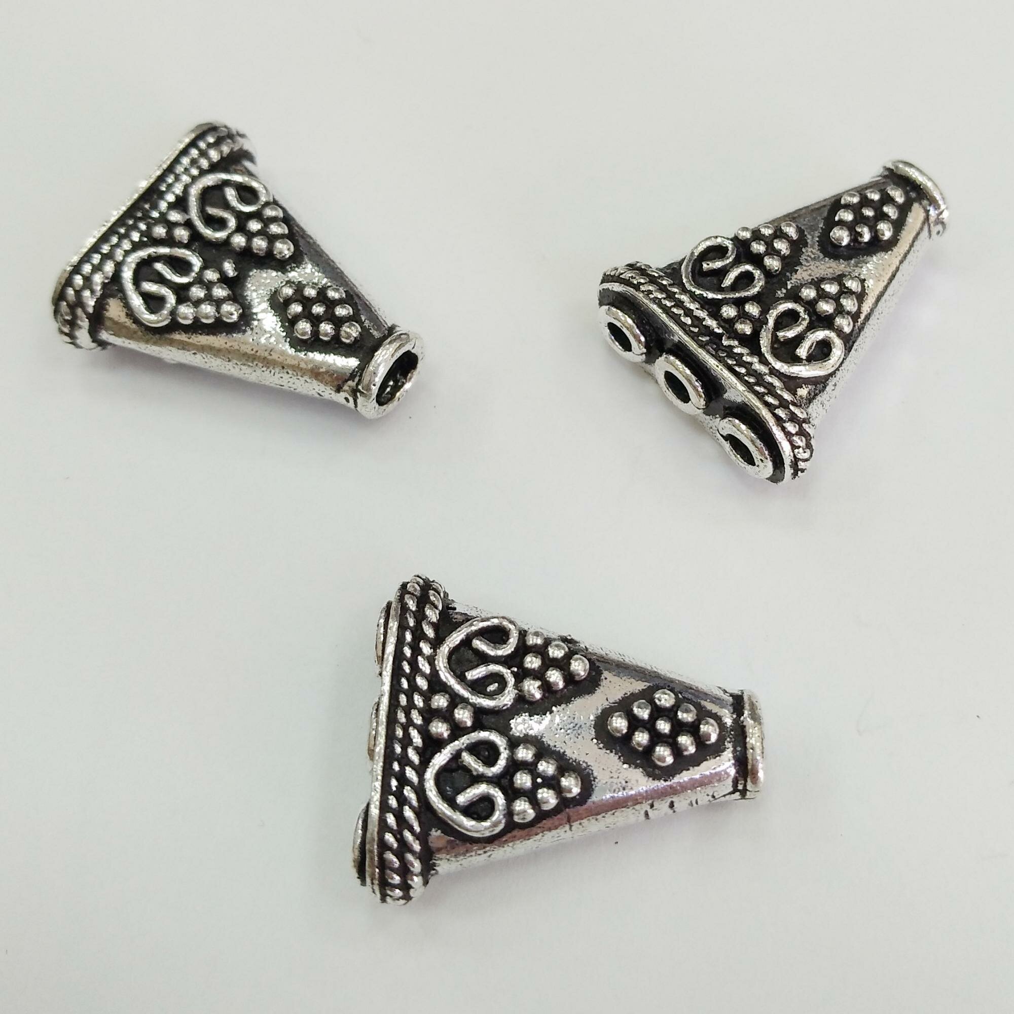 Соединитель-переходник 20.5х17.5х8мм, Индия, треугольный, Бали с сердечками, с тремя отверстиями, базовый материал - латунь, посеребренный с чернением, 1 шт.