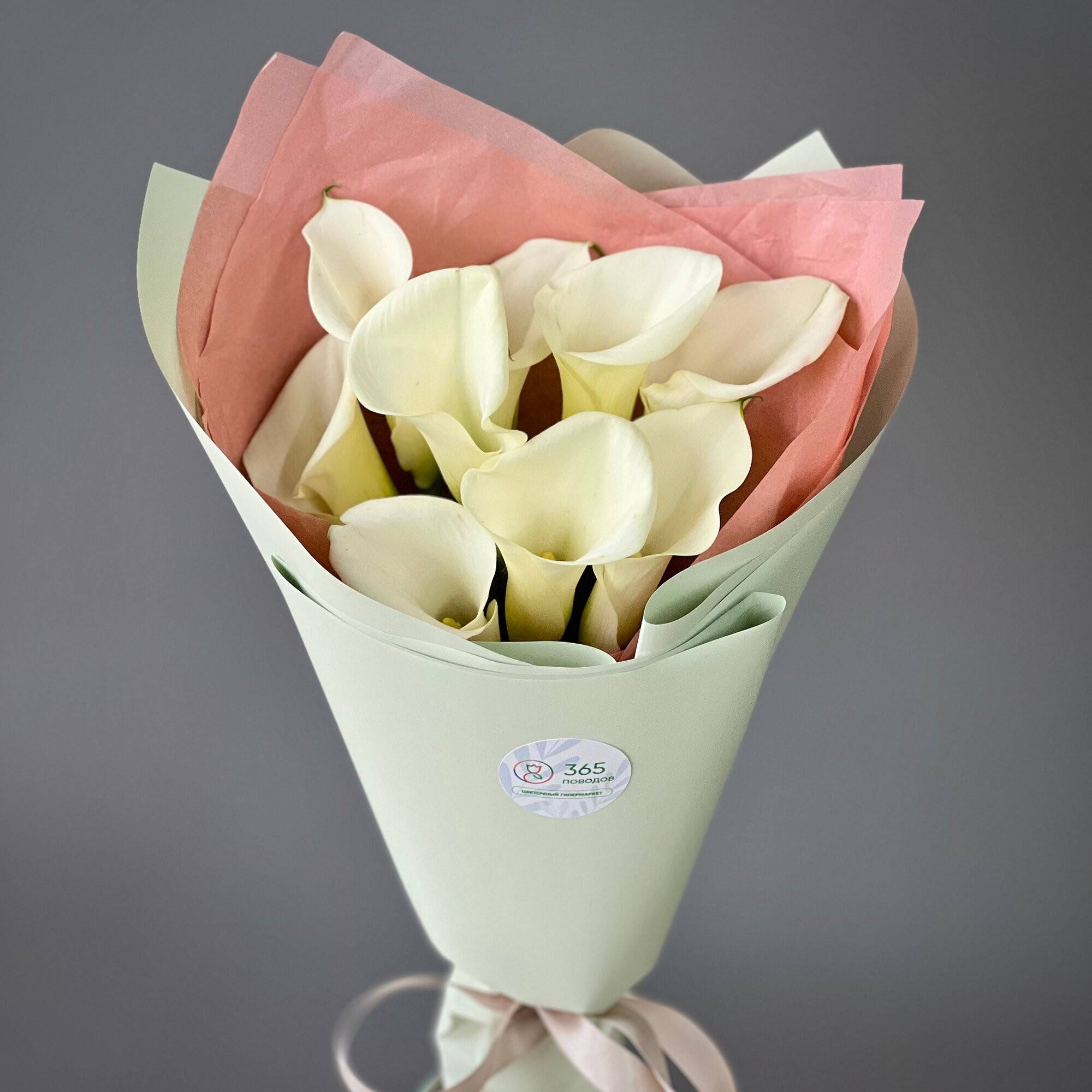 Букет из 9 белых калл в стильной упаковке. «365 Поводов» - живые цветы с доставкой