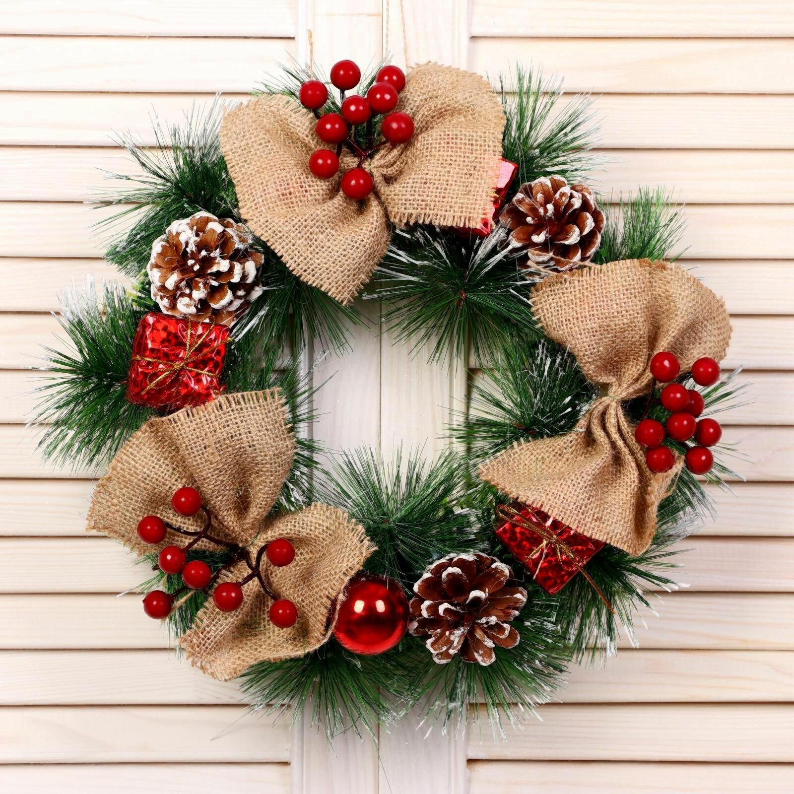 Новогодний венок "Кантри стиль" 30 см, красивый зелёный уличный венок с бантиками и шишками, рождественское декоративное украшение на дверь для дома на Новый год