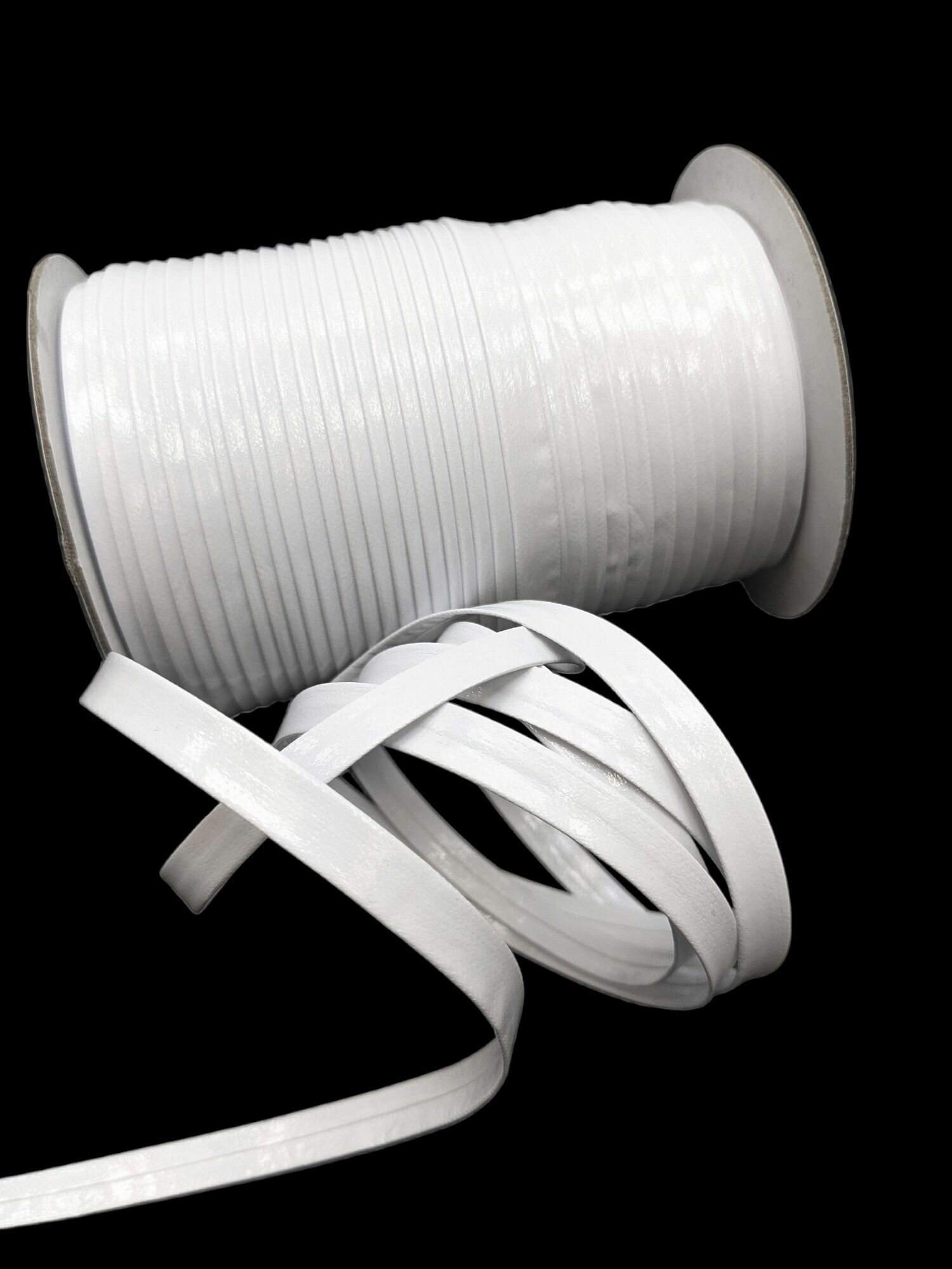 Бейка из искусственной кожи, окантовочная, белая-глянец, ширина 0,7 см, 45 метров