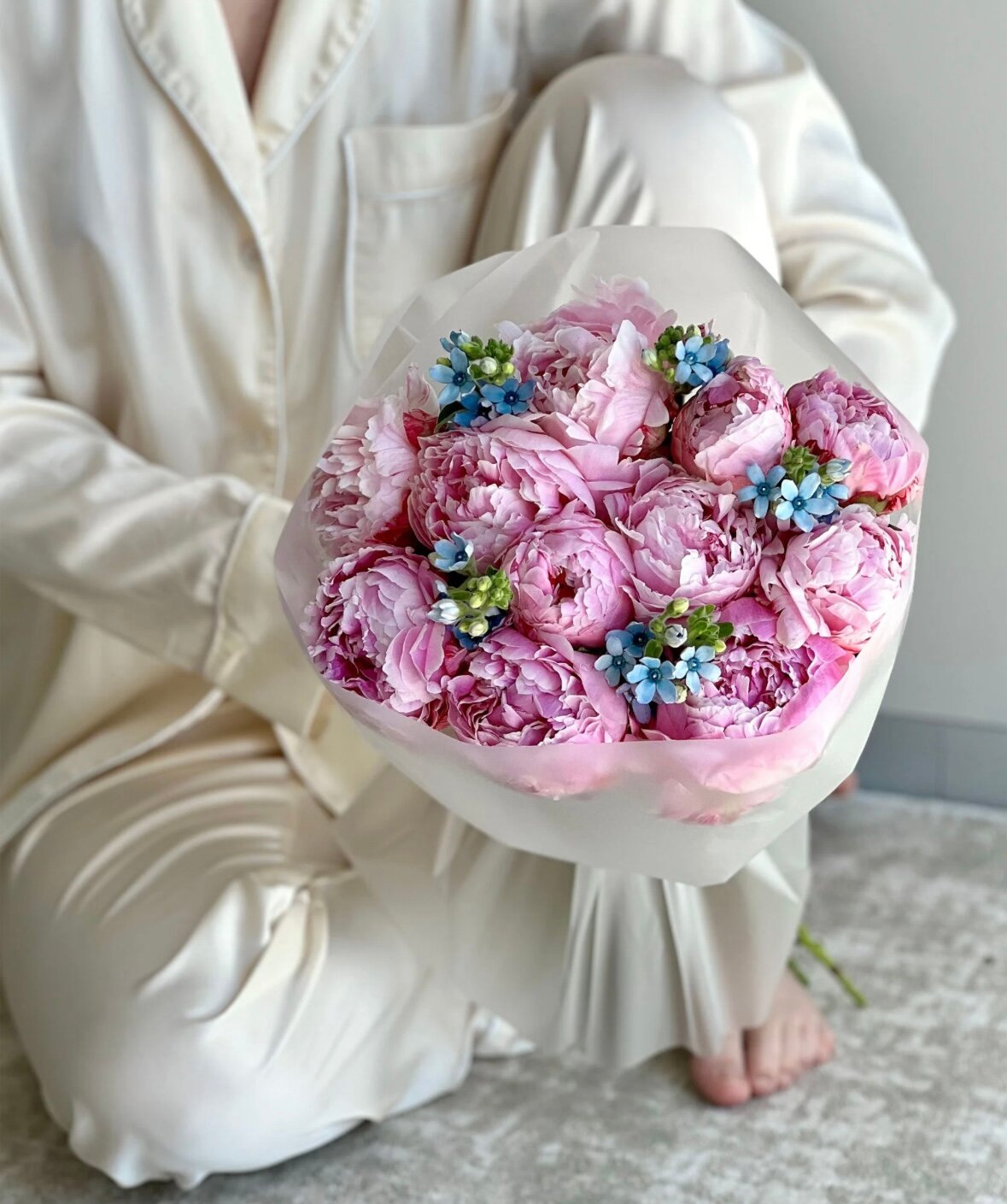 Букет ароматные пионы Сара Бернар ( 11 цветков) и голубые незабудки