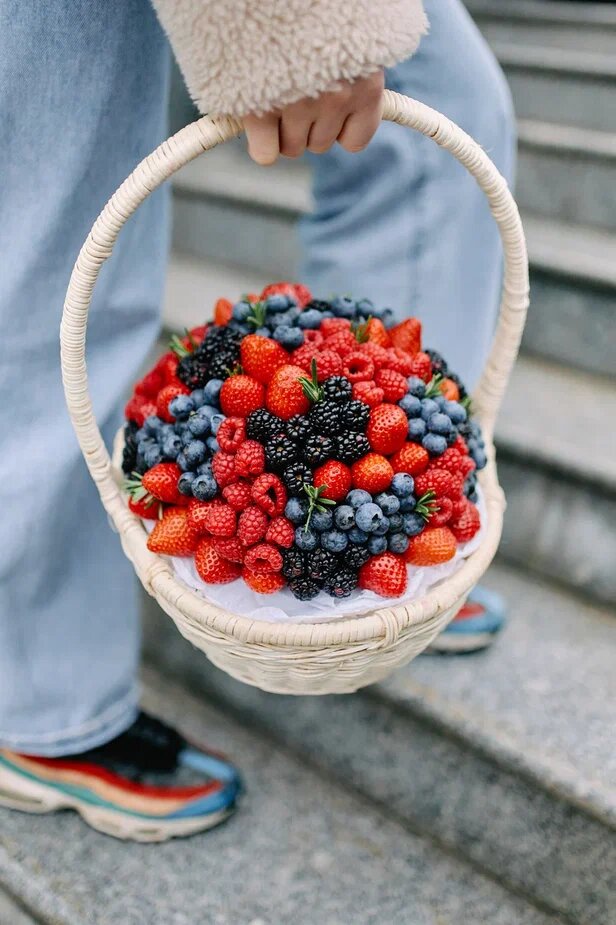 Ягодная корзина: клубника, голубика, ежевика, малина, размер L, 25 см, от Vegato Studio