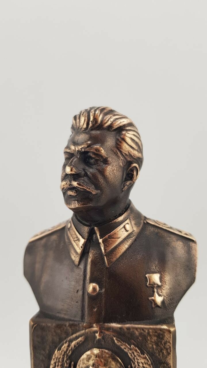 Сталин на подставке СССР бюст