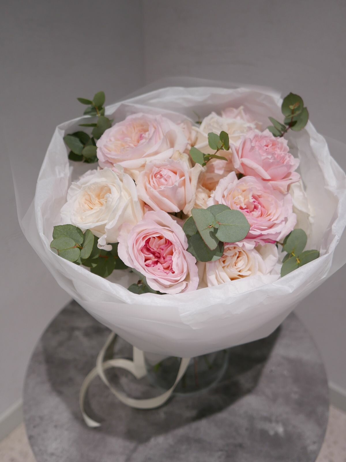 Микс букет из 11 нежных роз от студии цветов klumba.moscow, аквабокс