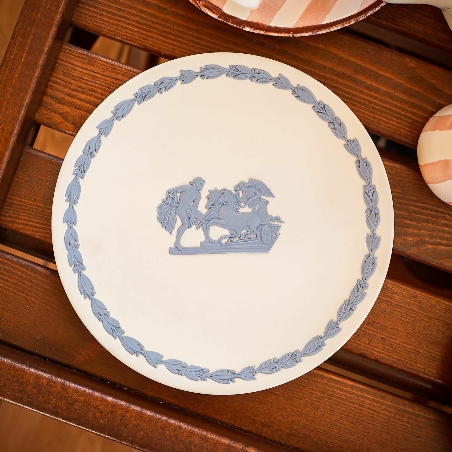 Тарелка Wedgwood "Арес и Афина" Jasperware, фарфор, авторская работа, белая, голубая, 1 шт