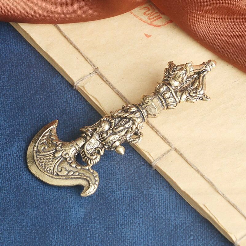 Ваджра Дракон с дигугом (секирой), бронза, 9,6*4,2 см. (Китай)