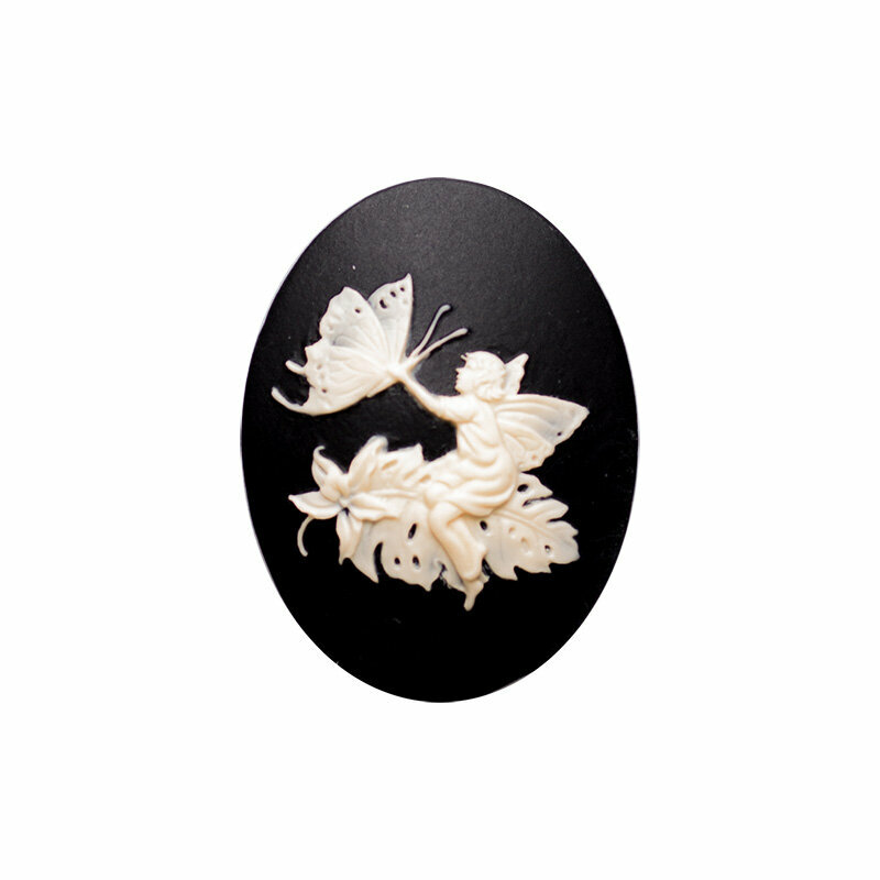 Камея акриловая, 40х30мм, феечка с бабочкой, слоновая кость на черном, 1 шт.