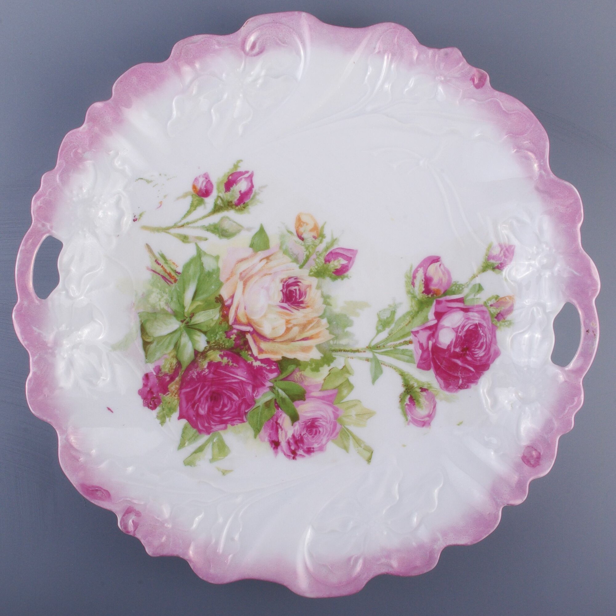 Антиквариат. Винтажное сервировочное блюдо/конфетница с ручками "Дикая роза". Фарфор, деколь. Германия, середина ХХ века.