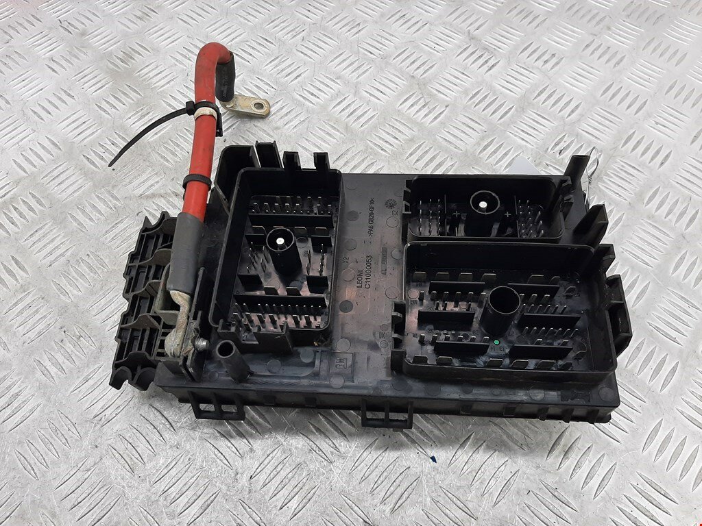 Блок предохранителей Opel Astra J 13302311 арт. 1832043