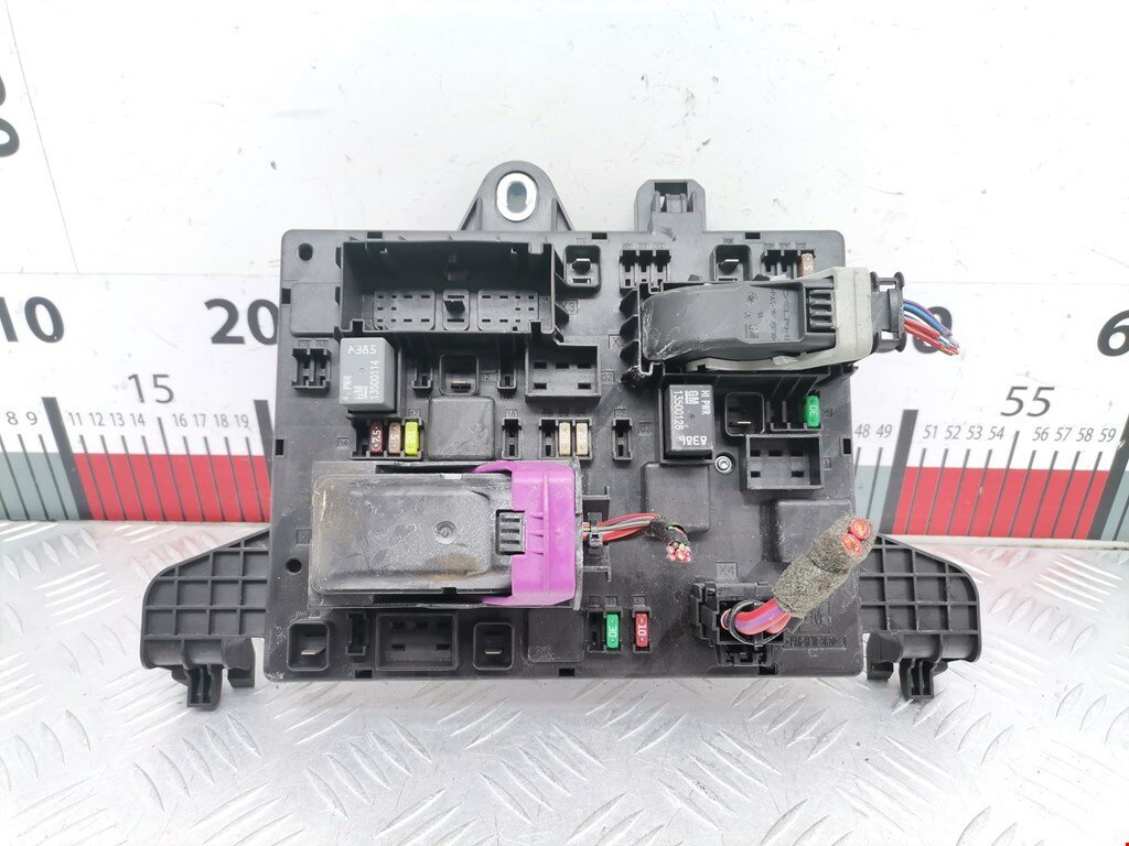 Блок предохранителей Opel Astra J 13302300 арт. 1831356