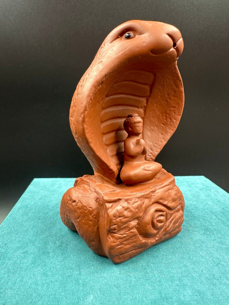 Фигурка чайная из глины «Истинная мудрость защищает от любого зла»