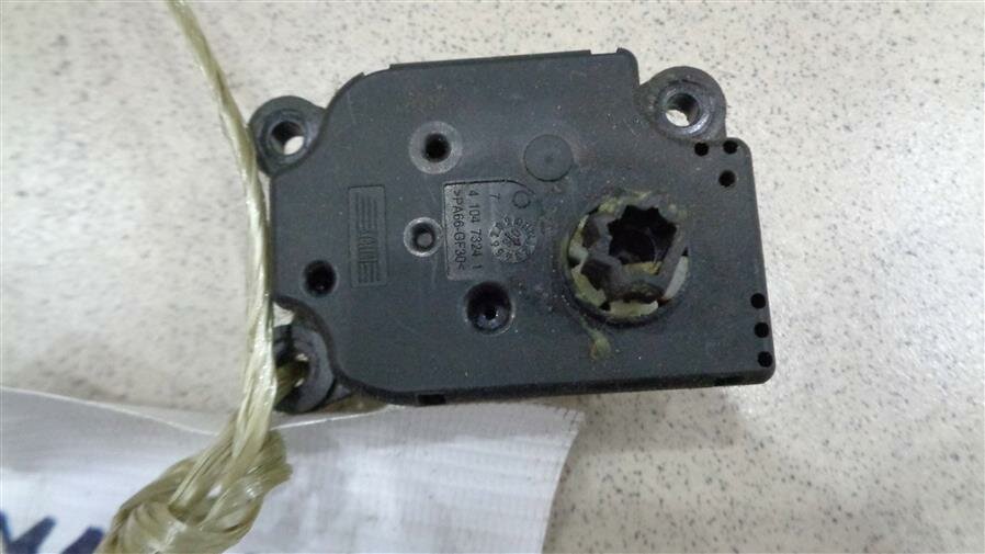 Моторчик заслонки отопителя от Ford Focus 2 2008-2011