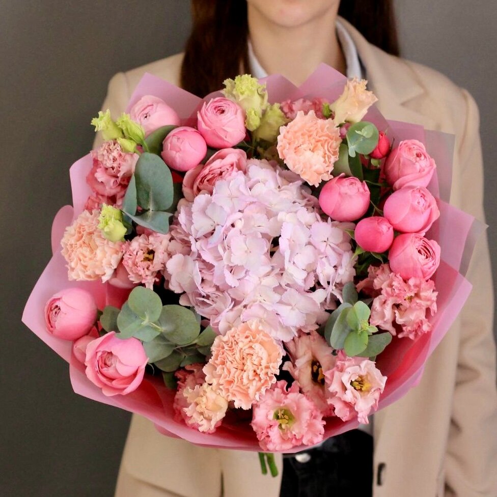 Букет живых цветов от Kimbirly Flowers из пионовидных роз Сильва, эвкалипта, гортензии, эустомы и гвоздик, цвет розовый