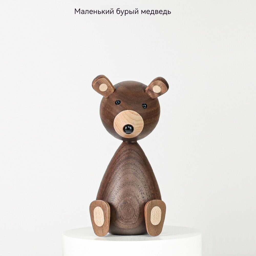 Небольшая статуэтка медведя из массива черного ореха используется для украшения интерьера в качестве сувенира для подарков на годовщину