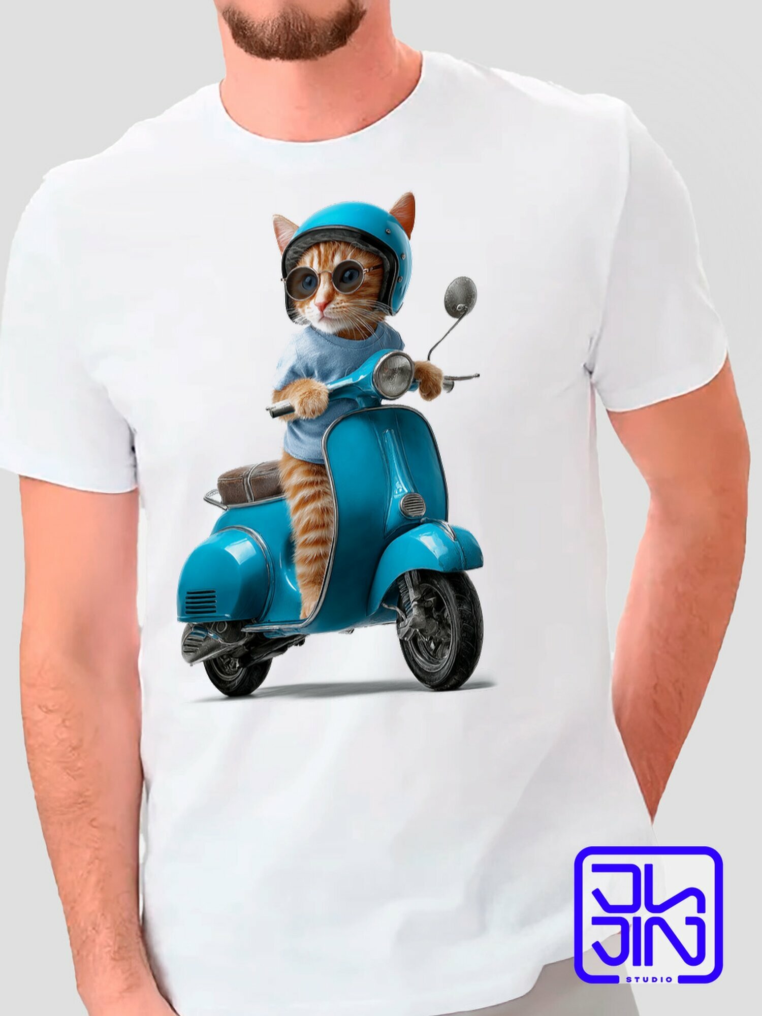 Футболка классическая мужская с авторским принтом Смешной рыжий кот в белой футболке и голубых очках на ретро мотоцикле, белый хлопковый трикотаж с прикольным рисунком на груди