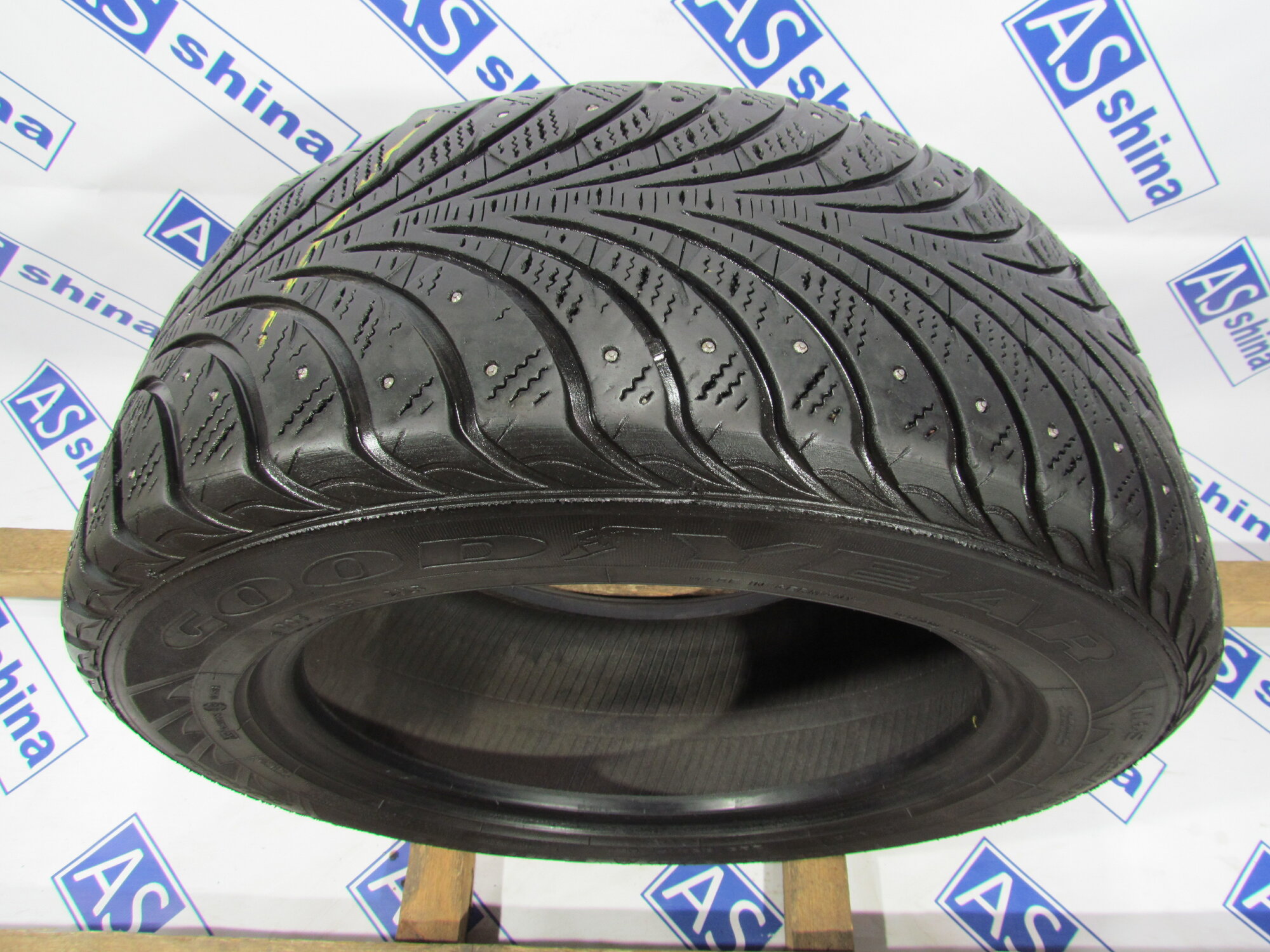 Goodyear Ultra Grip Extreme 225 55 R16 зимние шипованные БУ шины 20-35% износ , артикул 0028603