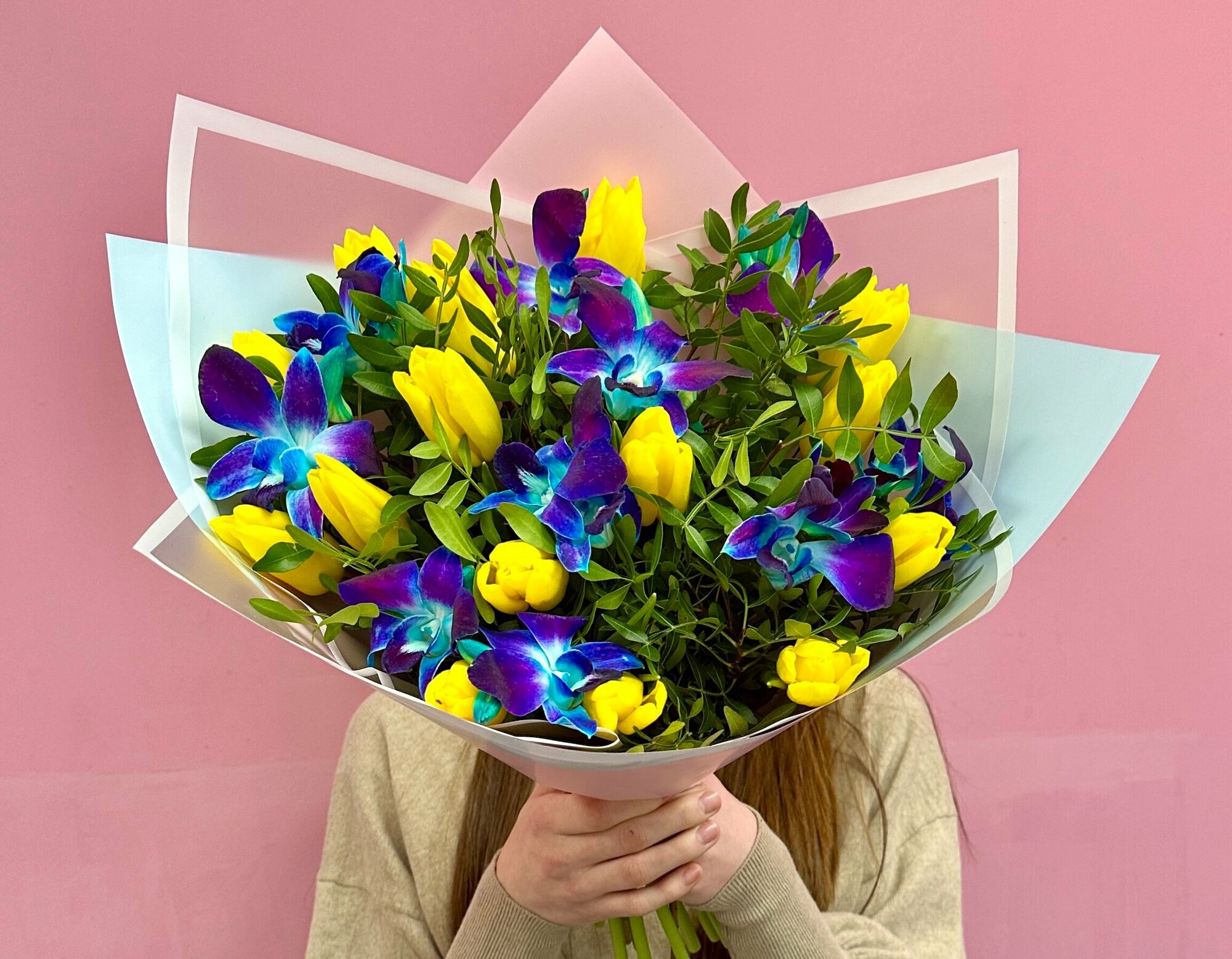 Букет из живых цветов 25 тюльпанов и синяя орхидея дендробиум с фисташкой купить с доставкой