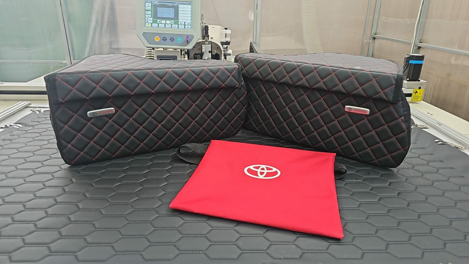 Органайзеры кожаные в ниши багажника для Toyota Camry (XV50) Красный ромб Лимитированная серия Комплект