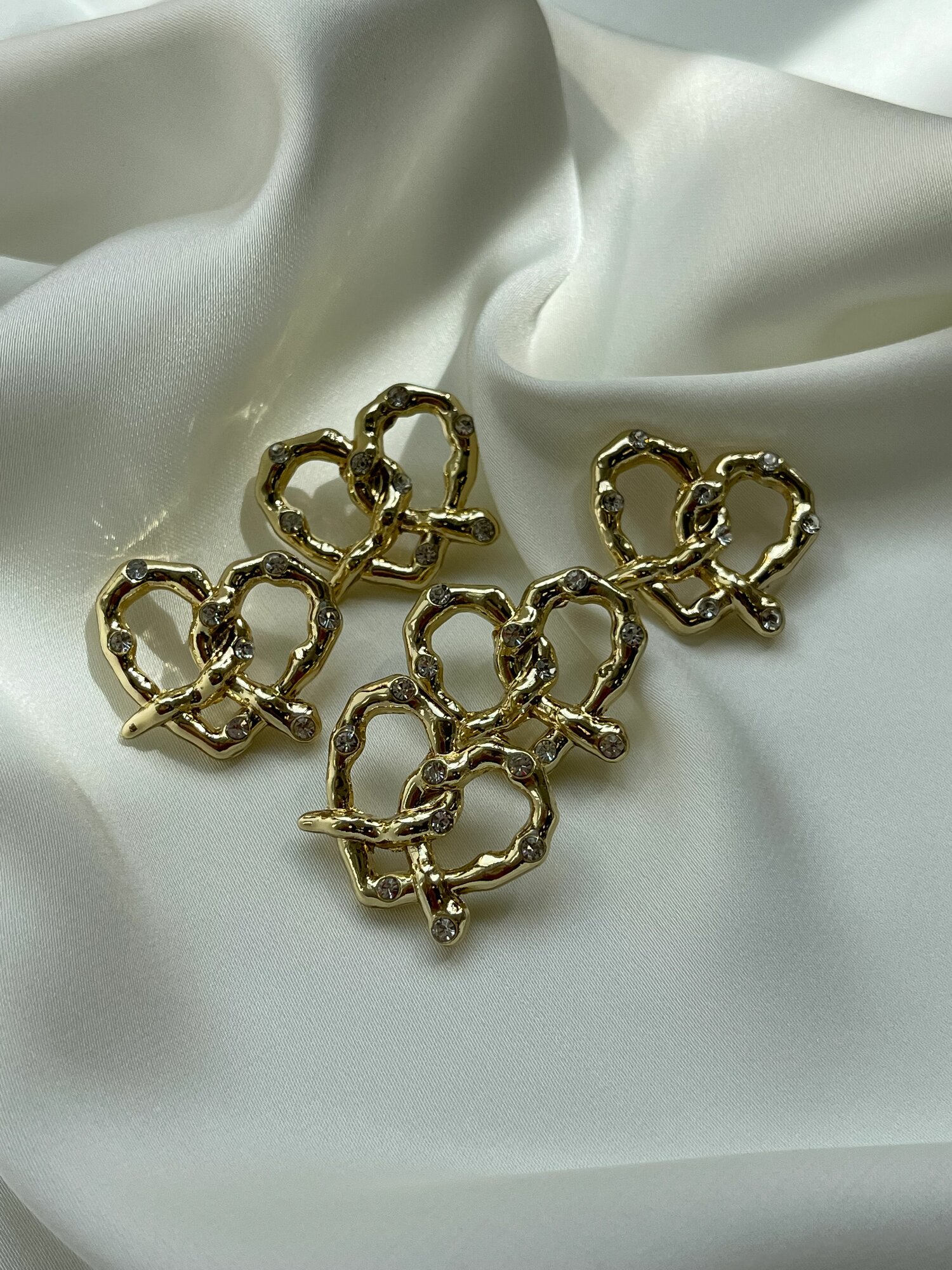 Пуговицы золотистые крендельки-сердечки со стразами 23 мм, 5 штук