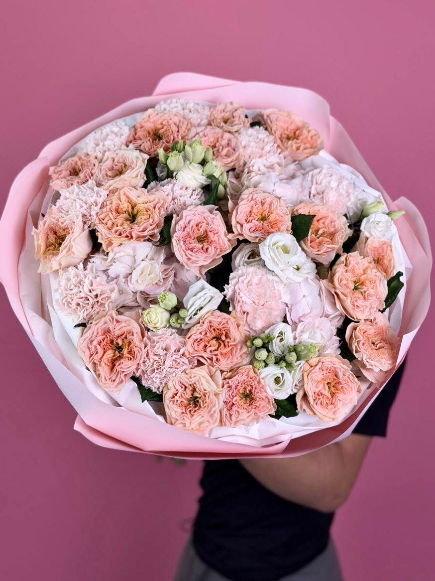 Яркий сборный букет из пионовидных роз, диантусов, эустомы и гортензий в подарочной упаковке
